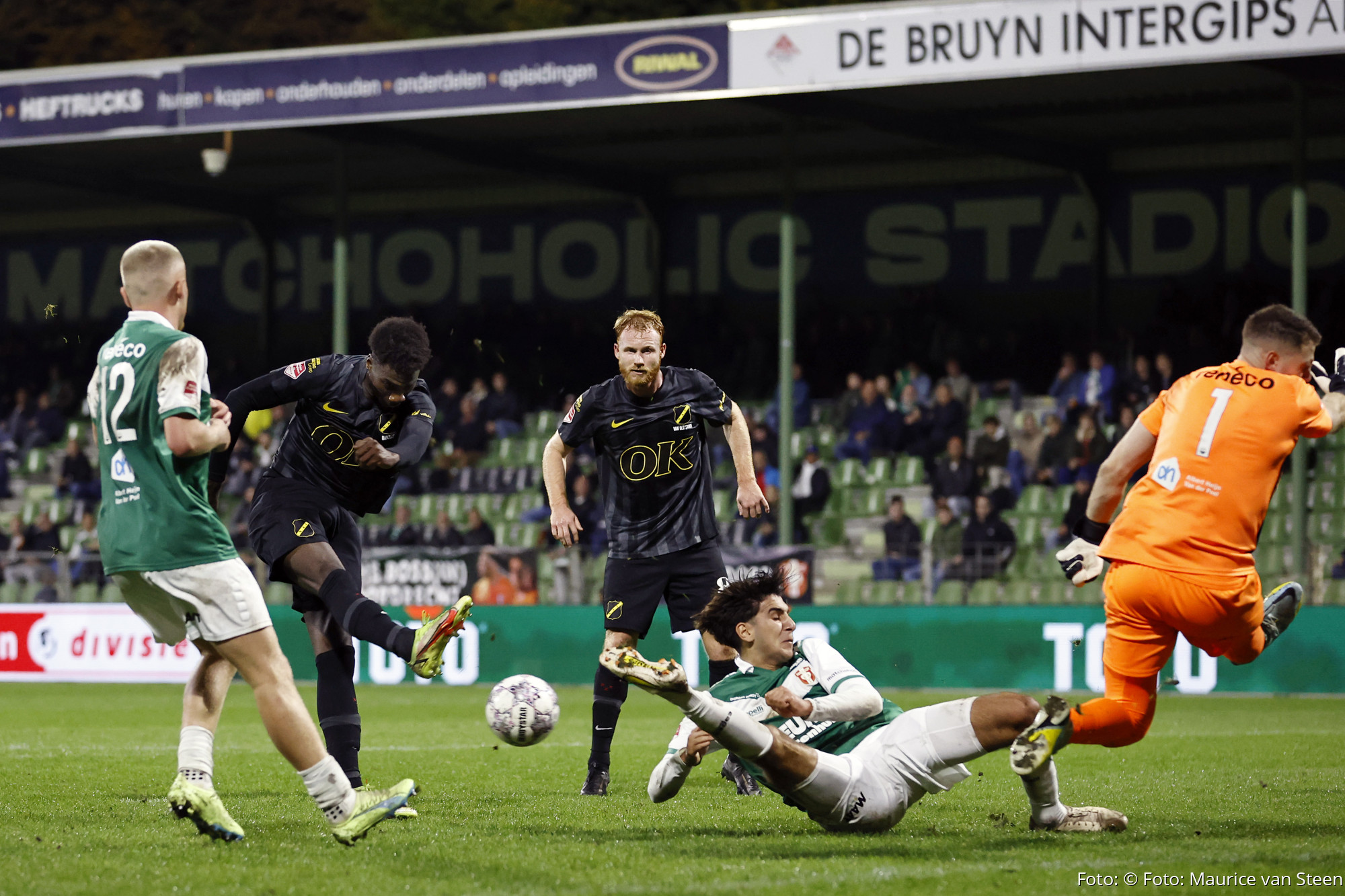 Banzuzi en Van der Sande bezorgen NAC overwinning in Dordrecht
