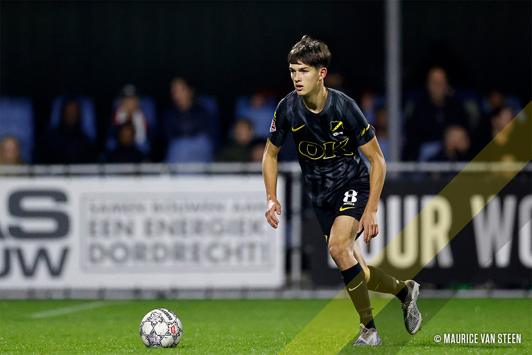 Rowan Besselink geschorst na rode kaart bij NAC O21